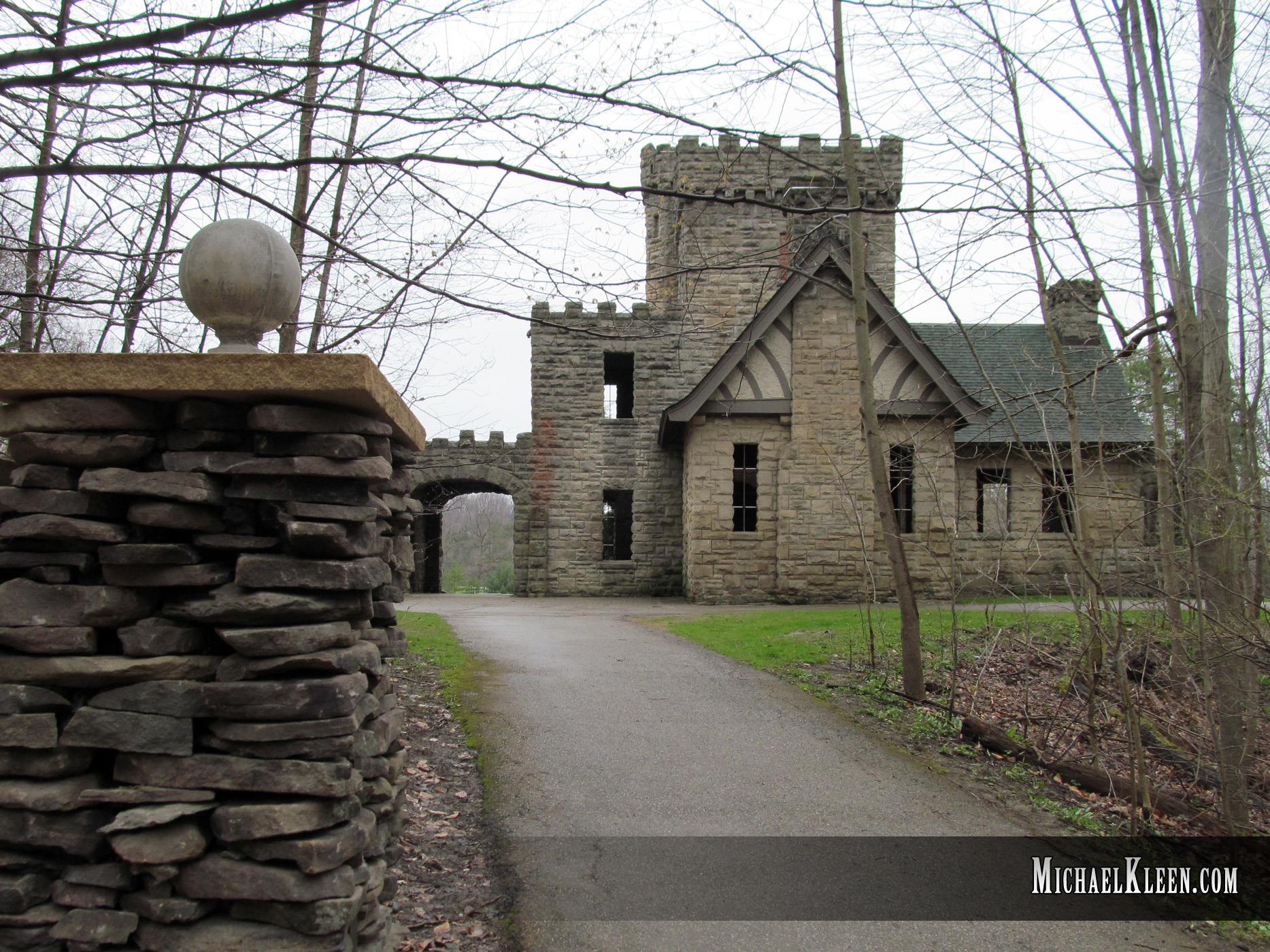 Squire’s Castle and its Phantasmal Light Show – M.A. Kleen